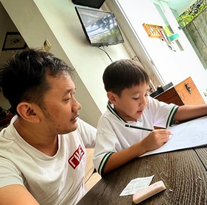 Seperti Bapak-Bapak Lain, Begini Potret Hanung Bramantyo Momong Anak ...