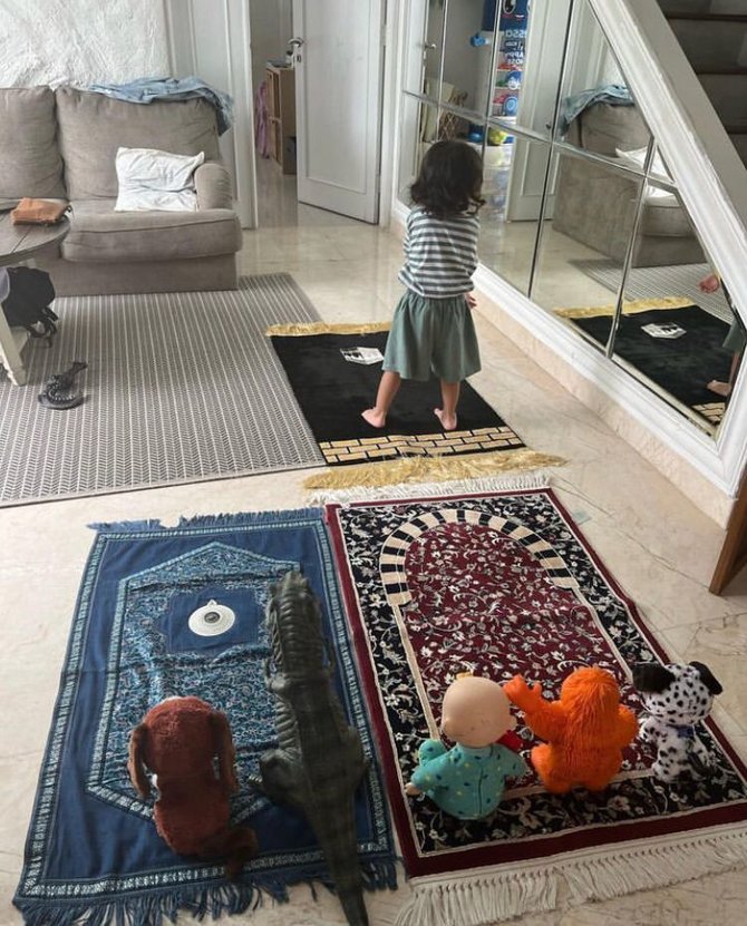 Seperti Bapak-Bapak Lain, Begini Potret Hanung Bramantyo Momong Anak ...