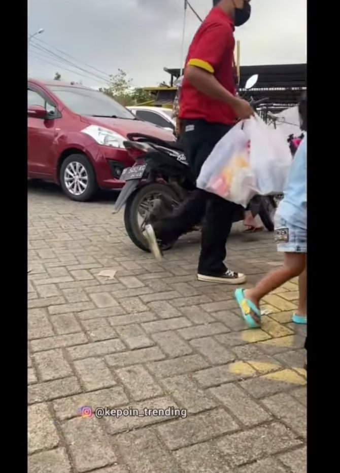 Viral Wanita Tak Mau Bayar Belanjaan di Minimarket, Alasannya Bikin Heran | merdeka.com
