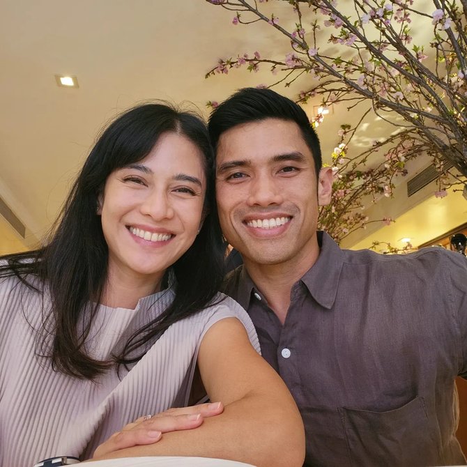 Foto Berdua dengan Suami, Dian Sastro 'Mirip Nggak?', Langsung jadi Sorotan | merdeka.com