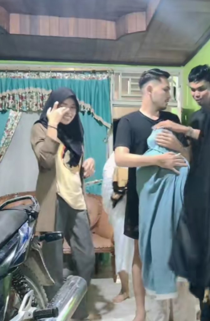 Viral Kejutan saat Orang Tua Pulang Tarawih, Anak yang Merantau Sudah di Rumah | merdeka.com