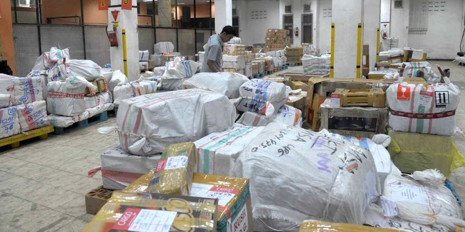 Paket Belanja Online Menggunung di Gudang, Segini THR Diterima Kurir ...