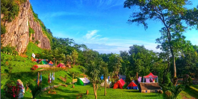 Punya Julukan Pintu Alam, Wisata Batu Lawang Cirebon Suguhkan Bukit Granit Indah | merdeka.com