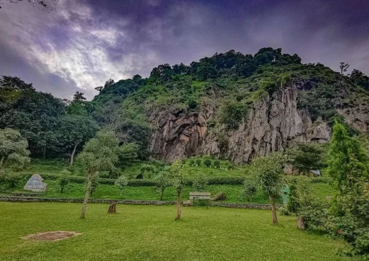 Punya Julukan Pintu Alam, Wisata Batu Lawang Cirebon Suguhkan Bukit ...