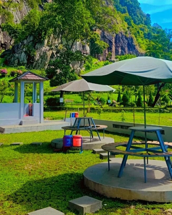 Punya Julukan Pintu Alam, Wisata Batu Lawang Cirebon Suguhkan Bukit ...