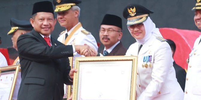 Diserahkan Mendagri, Banyuwangi Raih Peringkat Pertama Kinerja Pemkab Se-Indonesia | merdeka.com