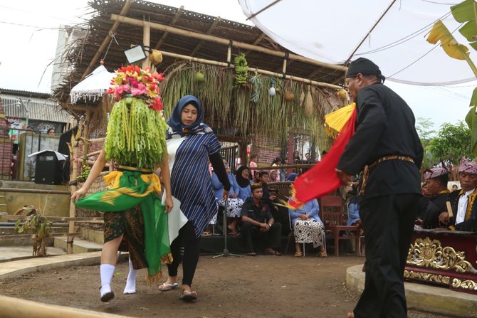 Seblang Olehsari Dipadati Ribuan Pengunjung, Bupati Ipuk Promosi Budaya Banyuwangi | merdeka.com