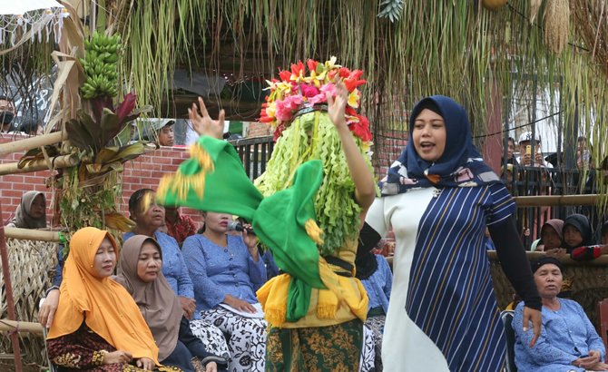 Seblang Olehsari Dipadati Ribuan Pengunjung, Bupati Ipuk Promosi Budaya ...