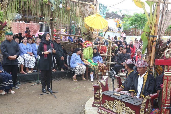 Seblang Olehsari Dipadati Ribuan Pengunjung, Bupati Ipuk Promosi Budaya ...