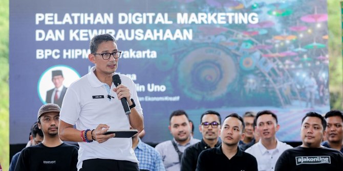 Cara Sandiaga Kembangkan UMKM Solo Lewat Digitalisasi Demi Tingkatkan Daya Saing | merdeka.com