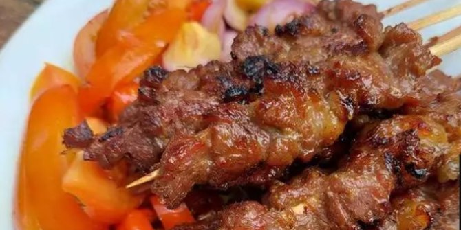 Bertekstur Kenyal dan Lembut, Tangerang Punya Kuliner Khas Sate Manis Sejak 1960 | merdeka.com