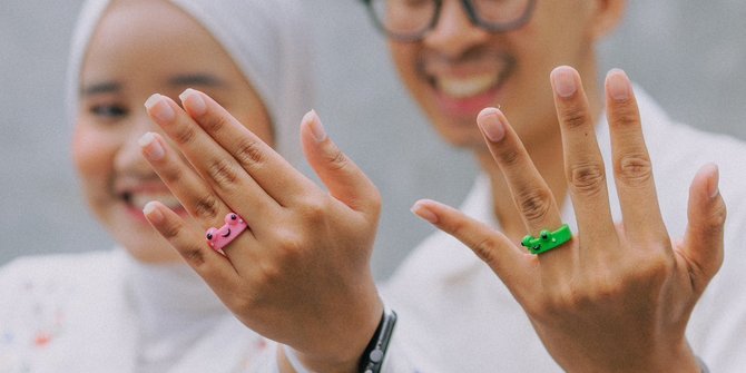 Anti-Mainstream, Pasangan Ini Lamaran dengan Cincin Mainan Kodok ...