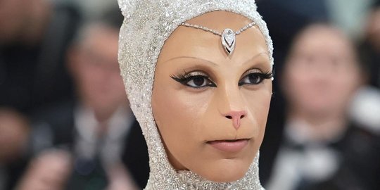 Deretan Selebriti Dunia yang Tampil Unik dan Menawan di Met Gala 2023 ... Deretan Selebriti Dunia yang Tampil Unik dan Menawan di Met Gala 2023 ...