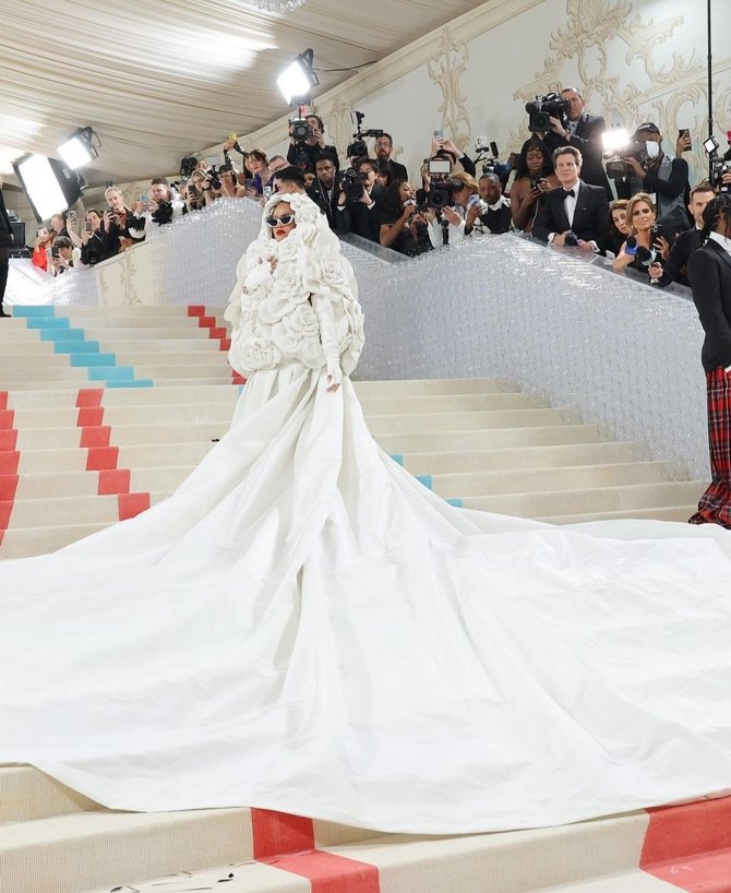 Deretan Selebriti Dunia yang Tampil Unik dan Menawan di Met Gala 2023 ... Deretan Selebriti Dunia yang Tampil Unik dan Menawan di Met Gala 2023 ...
