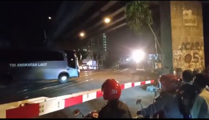 Viral Video Bus TNI AL Terobos Palang Perlintasan Kereta Api, Banjir ... Viral Video Bus TNI AL Terobos Palang Perlintasan Kereta Api, Banjir ...
