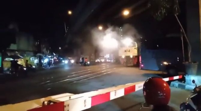 Viral Video Bus TNI AL Terobos Palang Perlintasan Kereta Api, Banjir ... Viral Video Bus TNI AL Terobos Palang Perlintasan Kereta Api, Banjir ...