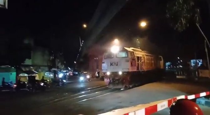 Viral Video Bus TNI AL Terobos Palang Perlintasan Kereta Api, Banjir ... Viral Video Bus TNI AL Terobos Palang Perlintasan Kereta Api, Banjir ...