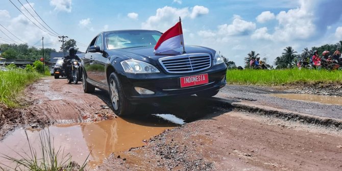 Viral Mobil Jokowi Disebut Nyangkut di Jalan Rusak di Lampung, Ini Penjelasan Istana | merdeka.com