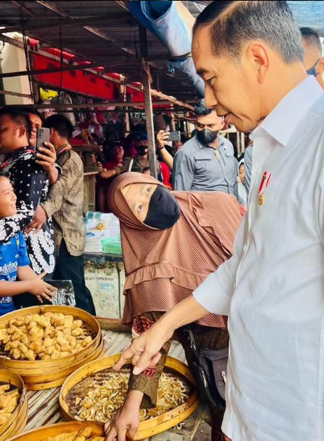 Selain Tinjau Jalan Rusak, Ini 3 Momen Jokowi Bagi Sembako di Pasar ... Selain Tinjau Jalan Rusak, Ini 3 Momen Jokowi Bagi Sembako di Pasar ...