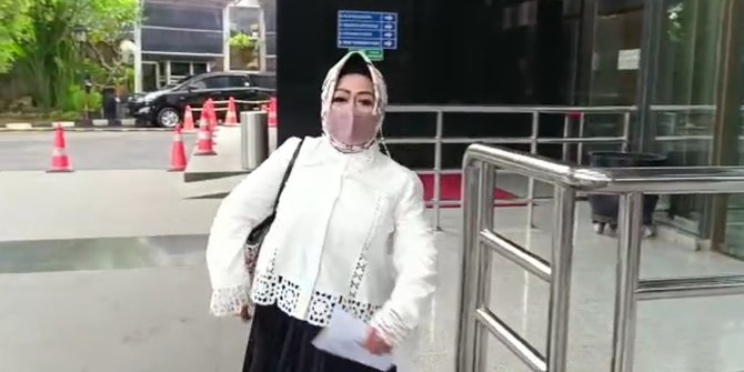 Kadinkes Lampung Reihana Tiba di KPK, Segera Diperiksa Terkait Harta Tak Wajar | merdeka.com