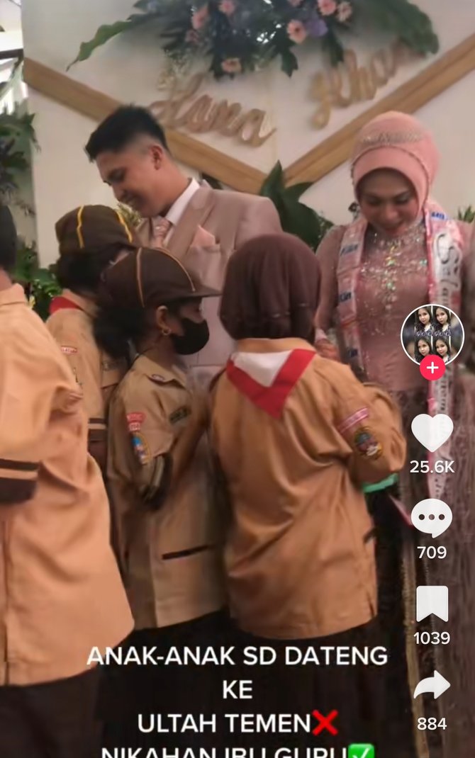 Viral Anak SD Datang ke Pernikahan Gurunya Pakai Seragam, Pawai Bawa Kado Unik | merdeka.com