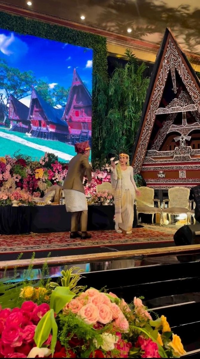 Tarian Batak di Pernikahan Jessica Mila Curi Perhatian, ini Potretnya | merdeka.com