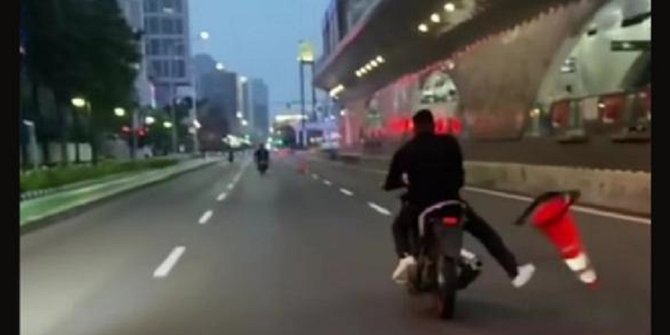 Viral Pemotor Tak Pakai Helm Tendang Traffic Cone di Jalan Sudirman-Thamrin | merdeka.com