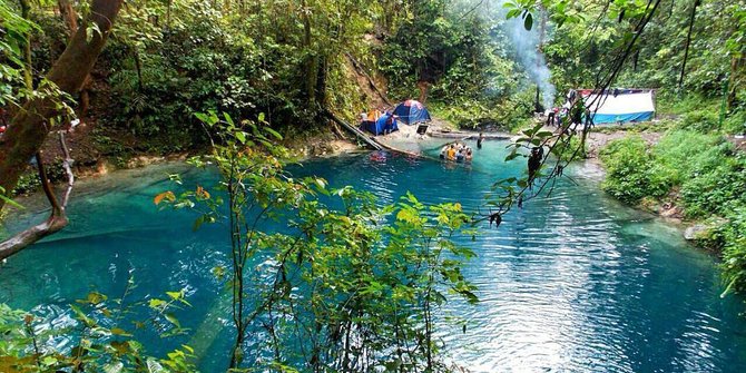 Berkunjung ke Danau Kaco, Objek Wisata Tersembunyi di Hutan Hujan ...