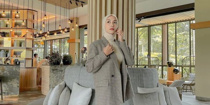 Bisa Jadi Inspirasi, Intip Gaya Busana Icha Annisa Suara Hati Istri yang Stylish | merdeka.com