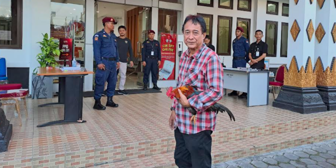 Aksi Caleg DPD Gendong Ayam Alas saat Daftar ke KPU, Ini Makna Penting ...