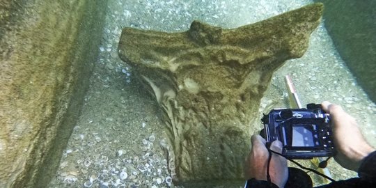 Tersandung Puing di Dasar Laut, Penyelam Temukan Kapal Romawi Isinya ...