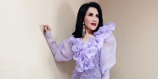6 Pesona Rita Sugiarto yang Tak Pernah Pudar dari Awal Karier hingga Sekarang | merdeka.com