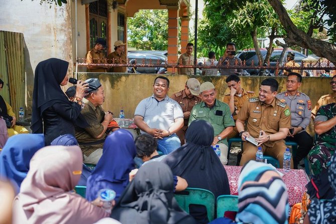Sambil Dengarkan Keluhan, Ini Momen Bobby Nasution Makan Siang Bareng Warga | merdeka.com