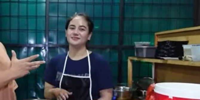 Cantik & Jago Ngulek, Penyiar TV Ini Jualan Ayam Goreng Laris Manis ...