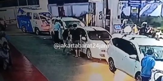 Viral Aksi Bang Jago Serobot Antrean di SPBU hingga Layangkan Bogem Mentah | merdeka.com