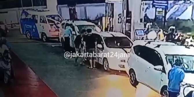 Viral Aksi Bang Jago Serobot Antrean di SPBU hingga Layangkan Bogem Mentah | merdeka.com
