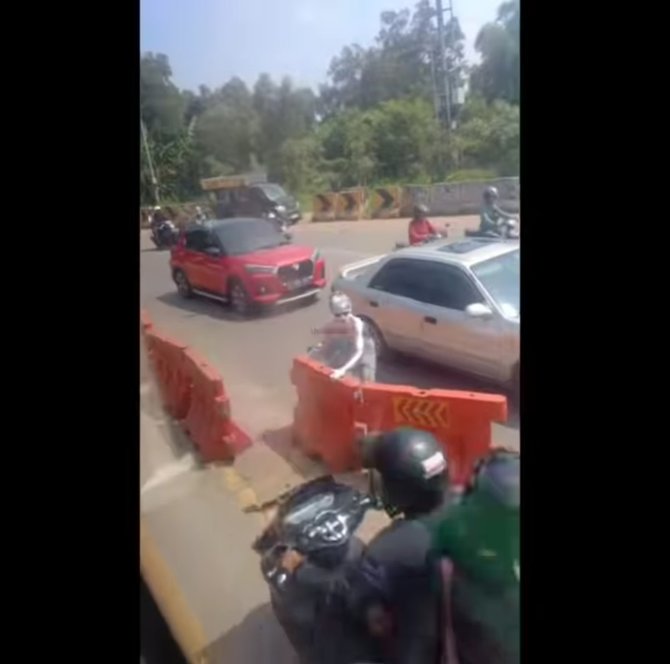 Manusia Silver Ini Selalu Buka Jalan untuk Ambulans, Aksinya Banjir ... Manusia Silver Ini Selalu Buka Jalan untuk Ambulans, Aksinya Banjir ...