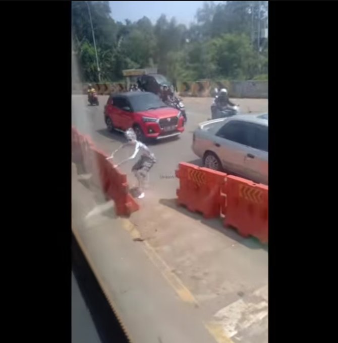 Manusia Silver Ini Selalu Buka Jalan untuk Ambulans, Aksinya Banjir ... Manusia Silver Ini Selalu Buka Jalan untuk Ambulans, Aksinya Banjir ...