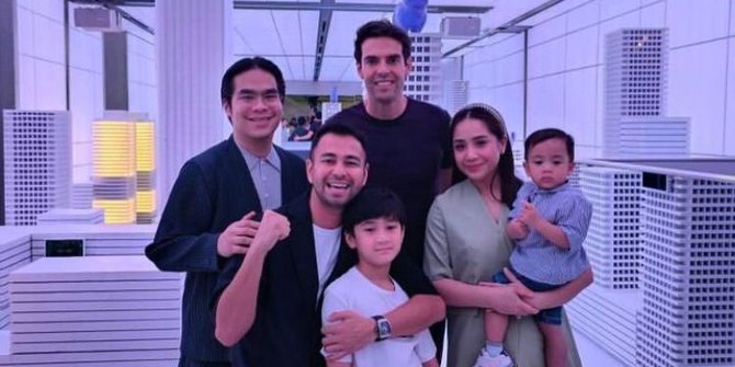 Potret Keluarga Raffi Ahmad dengan Kaka, Rafatahar Dapat Tanda Tangan ... Potret Keluarga Raffi Ahmad dengan Kaka, Rafatahar Dapat Tanda Tangan ...