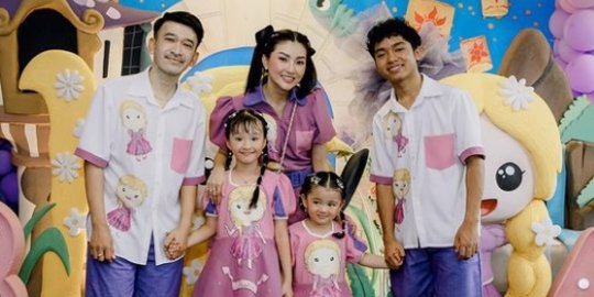 Kompak Pakai Baju Senada, Intip Momen Perayaan Ulang Tahun Anak Ruben Onsu | merdeka.com