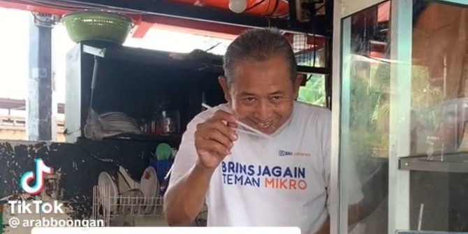 Tetap Berbuat Baik Meski Warungnya Sepi, Aksi Penjual Ayam Bakar Ini Banjir Pujian | merdeka.com