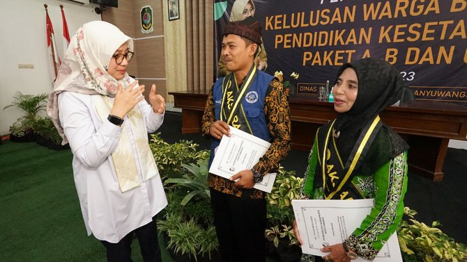 Kukuhkan 10 Ribu Warga Paket Akselerasi, Ini Pesan Bupati Ipuk | merdeka.com