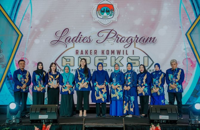 Kahiyang Ayu Hadiri Ladies Program, Kunjungi Stand UMKM Dekranasda