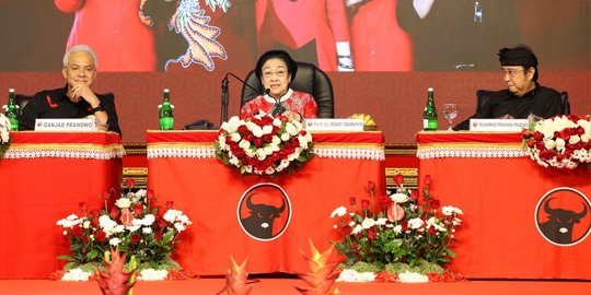 Megawati Diapit Prananda dan Ganjar Pranowo, Hadiri Konsolidasi PDIP se ... Megawati Diapit Prananda dan Ganjar Pranowo, Hadiri Konsolidasi PDIP se ...