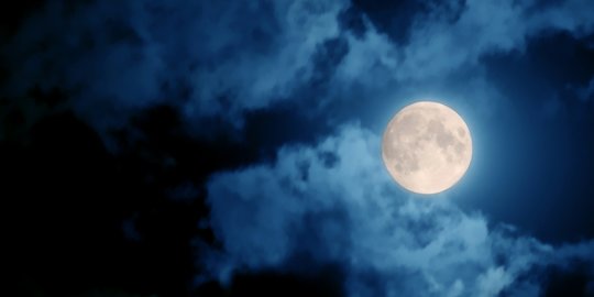 Banyak Orang yang Tak Tahu, Ini Sebenarnya Warna Asli Bulan