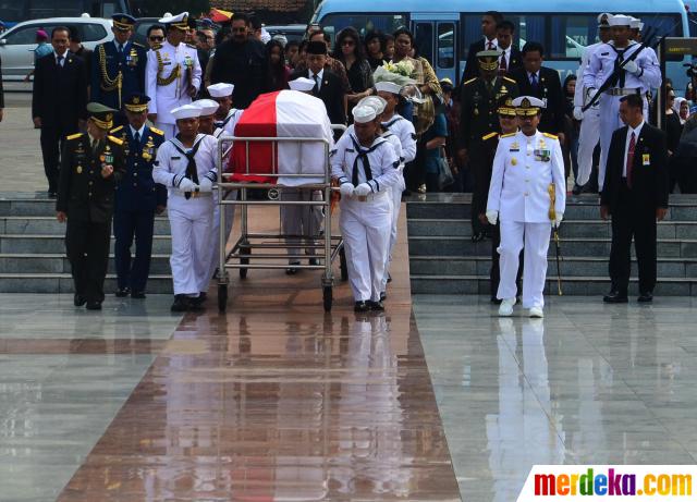 Foto : Prosesi pemakaman Laksamana (Purn) Sudomo | merdeka.com