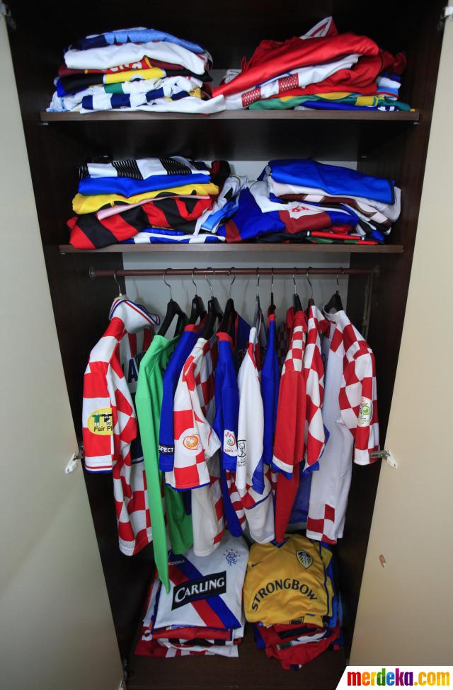Foto : Pria ini koleksi 200 jersey bola senilai Rp 350 juta | merdeka.com Foto : Pria ini koleksi 200 jersey bola senilai Rp 350 juta | merdeka.com