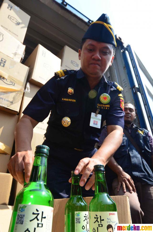 Foto Bea Cukai Gagalkan Penyelundupan 36 185 Botol Miras
