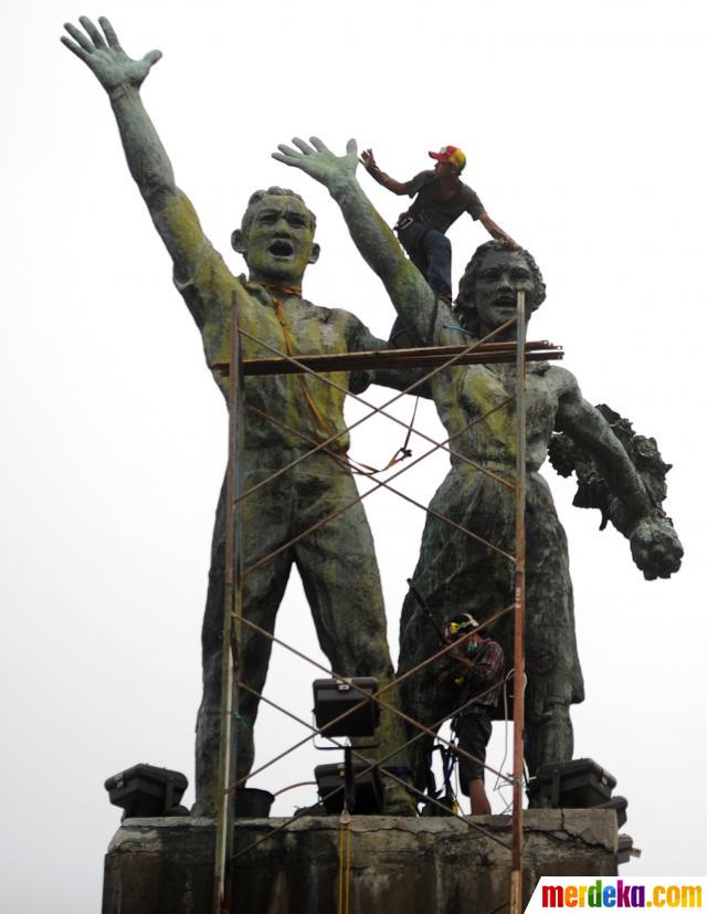 Foto : Patung Selamat Datang dimandikan| merdeka.com