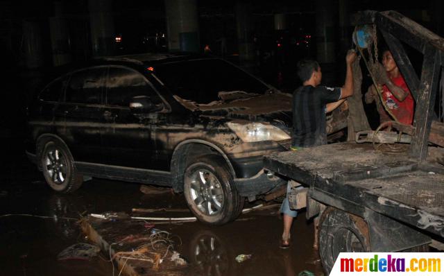 Foto : Petugas evakuasi 50 mobil yang terendam di Plaza UOB | merdeka.com